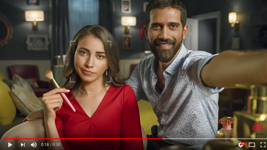 ファーウェイCMの「自撮り」写真、実は一眼レフで撮っていたことがバレる。 - すまほん!!